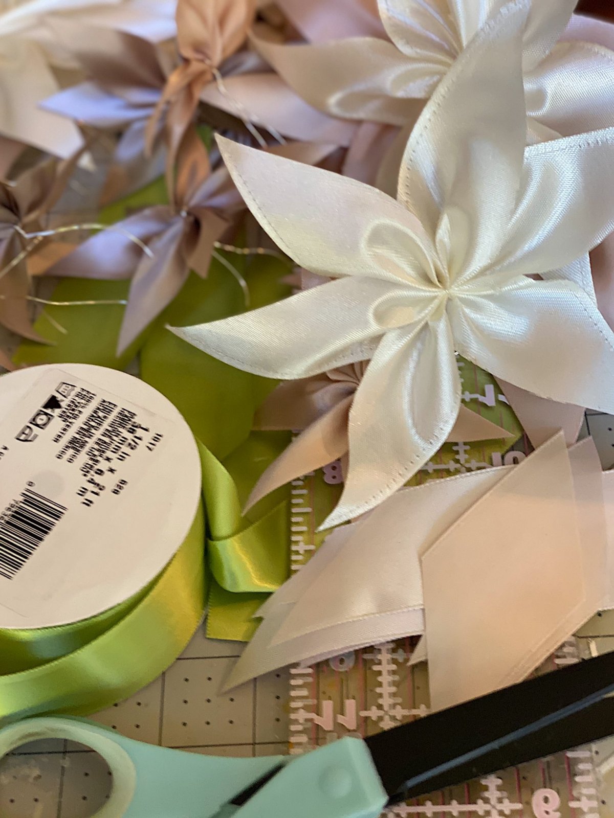 How to Make a Ribbon Wreath - MY 100 YEAR OLD HOME