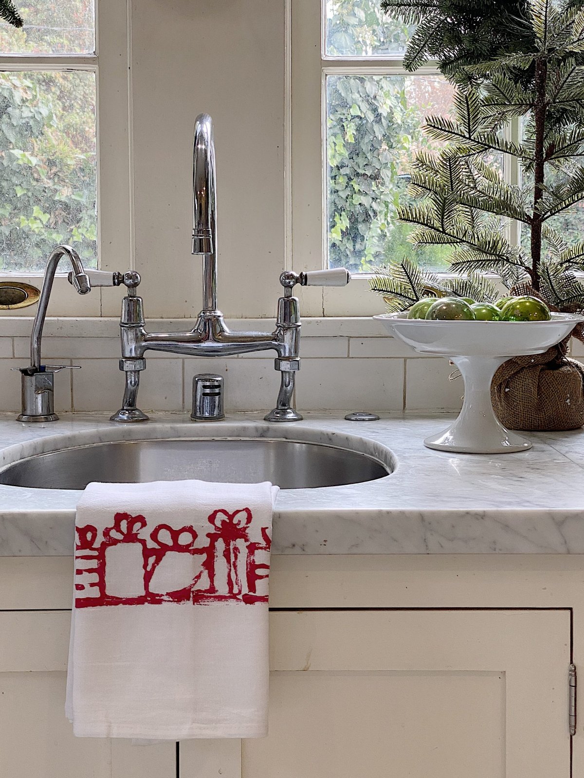 Christmas Kitchen Towels DIY - MY 100 YEAR OLD HOME