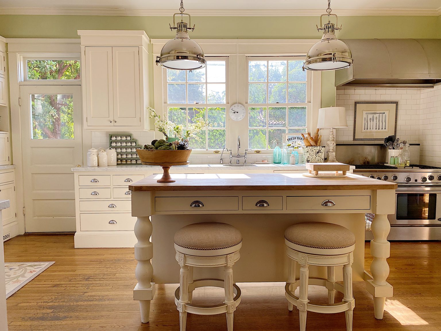 How to Decorate a Summer Kitchen - MY 100 YEAR OLD HOME
