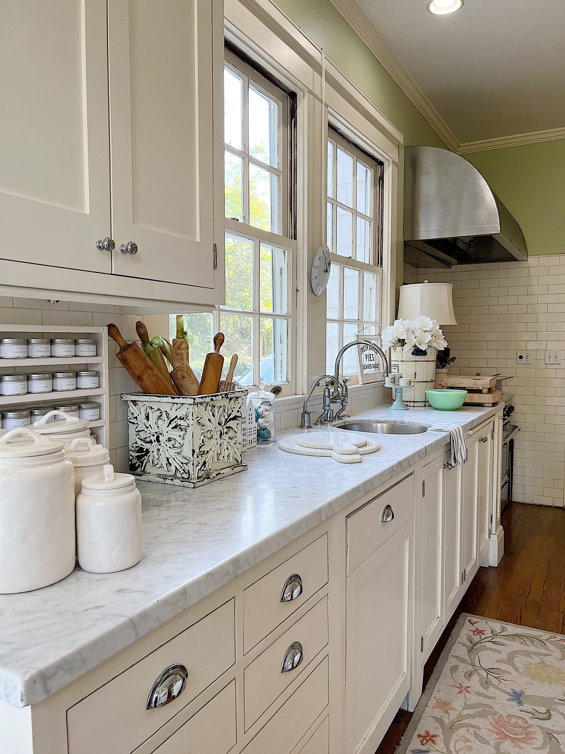 Winter Farmhouse Kitchen Decor - MY 100 YEAR OLD HOME