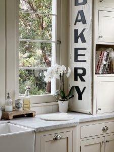 How to Decorate a Winter White Farmhouse Kitchen - MY 100 YEAR OLD HOME