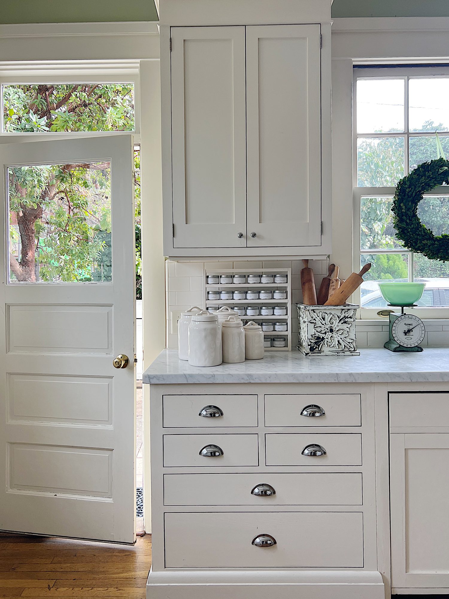 How to Decorate a Winter White Farmhouse Kitchen - MY 100 YEAR OLD HOME