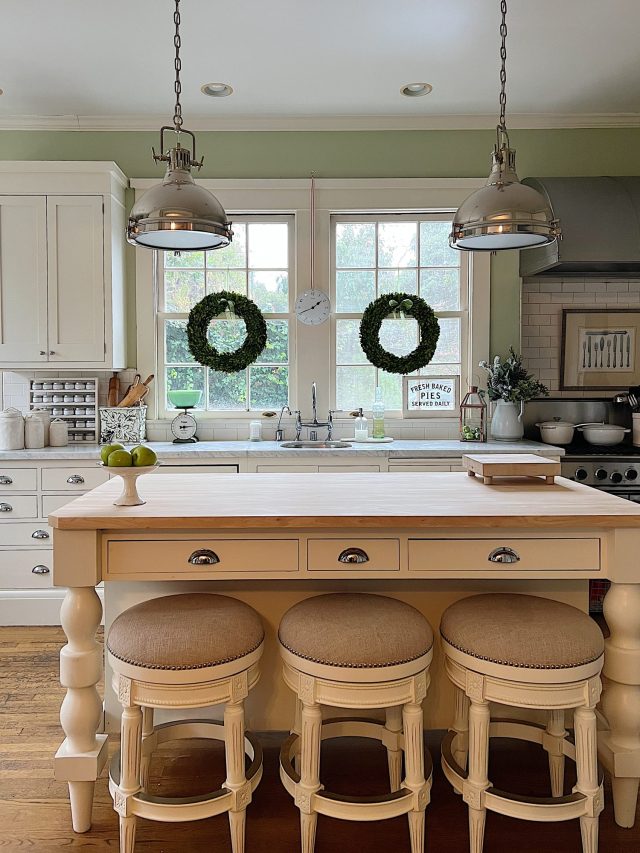How to Decorate a Winter White Farmhouse Kitchen - MY 100 YEAR OLD HOME