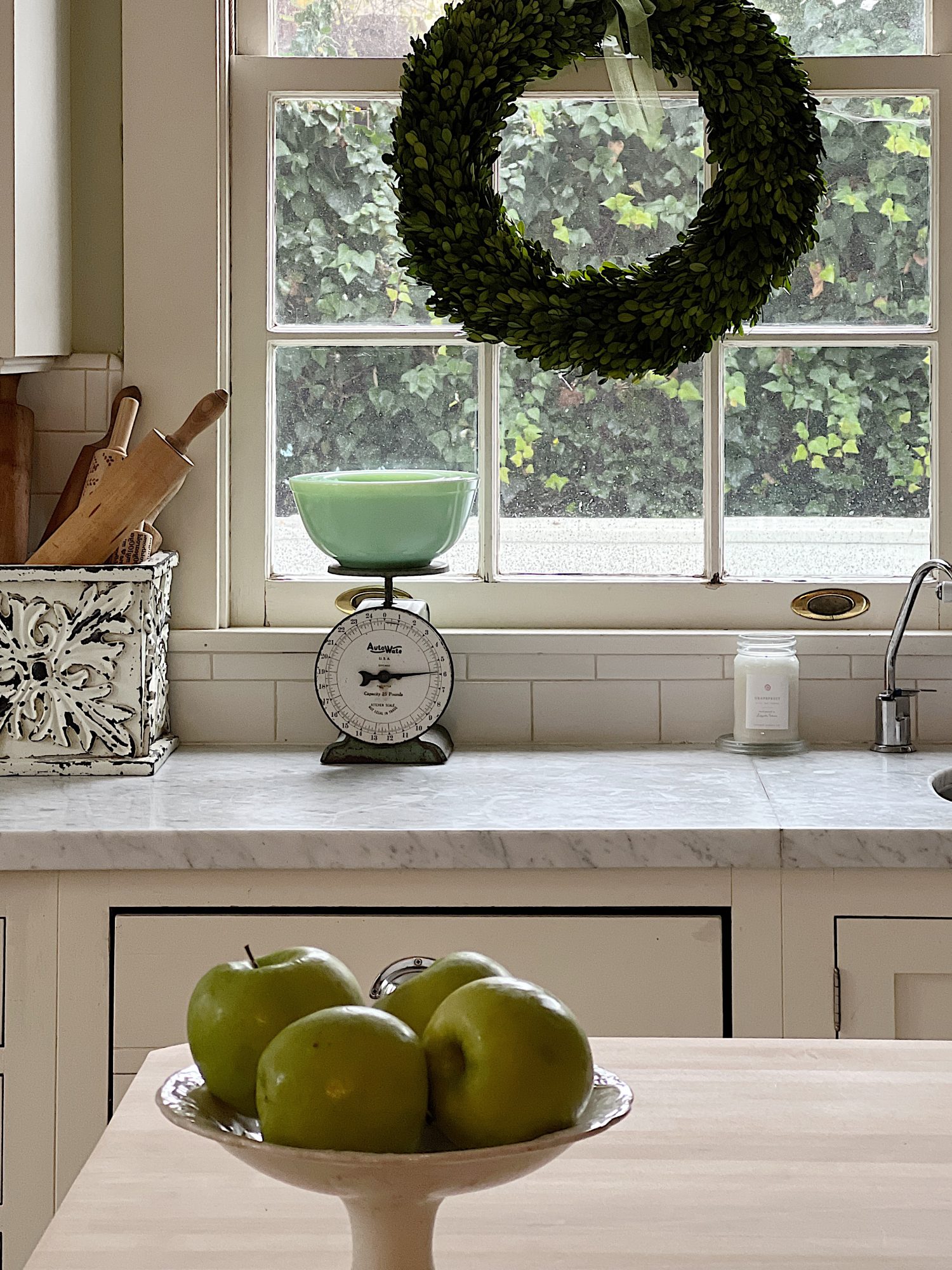 How to Decorate a Winter White Farmhouse Kitchen - MY 100 YEAR OLD HOME